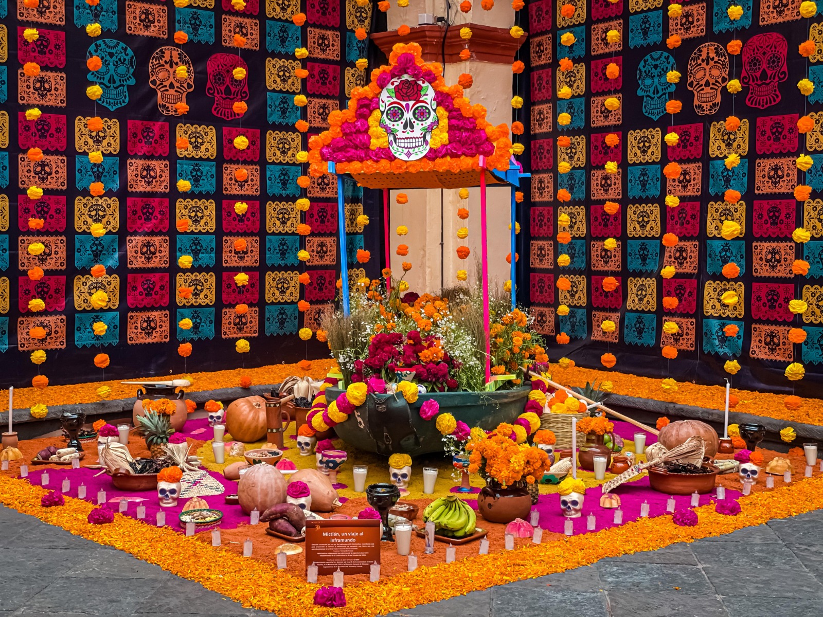 CONOCE LOS ALTARES DEL FESTIVAL MIQUIXTLI - Arturo Ortiz
